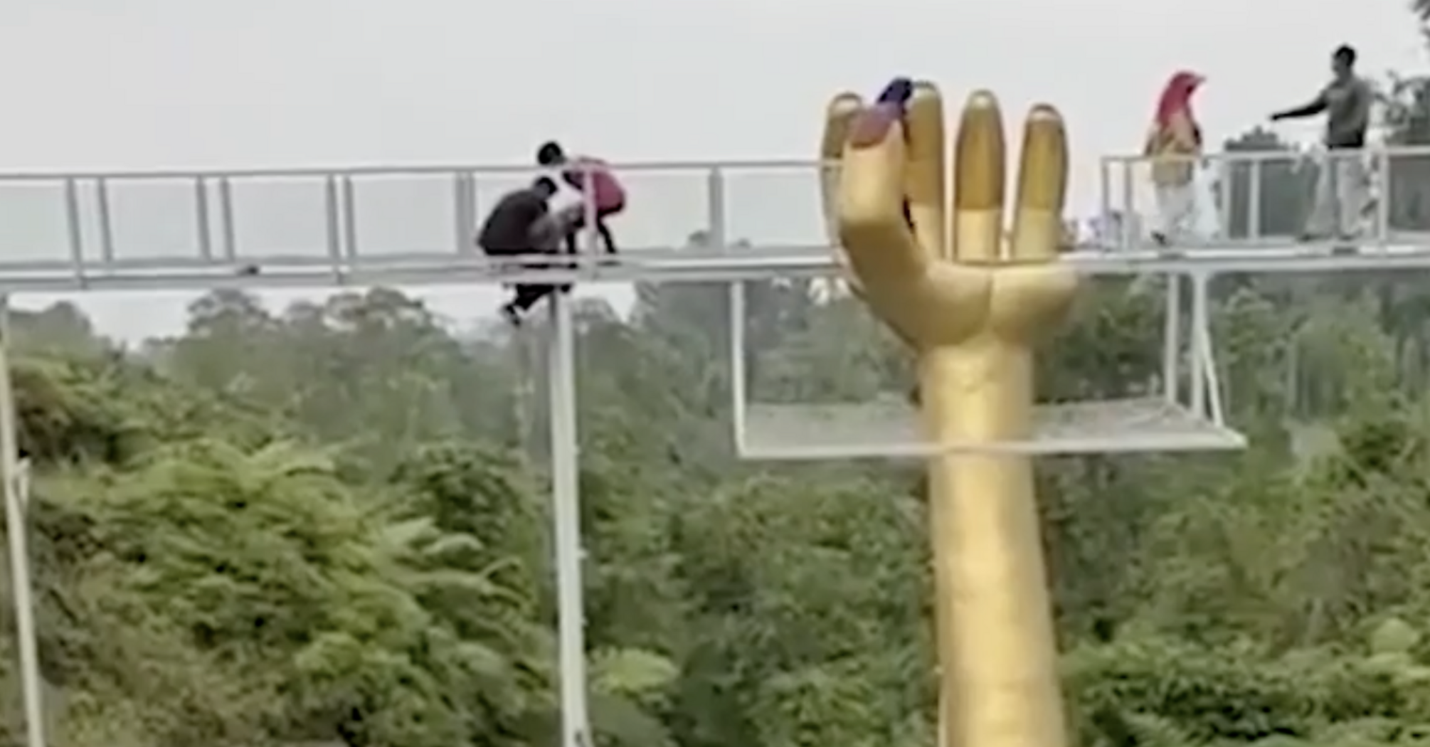Tourist dies in Indonesia - he fell 30 feet from the glass bridge